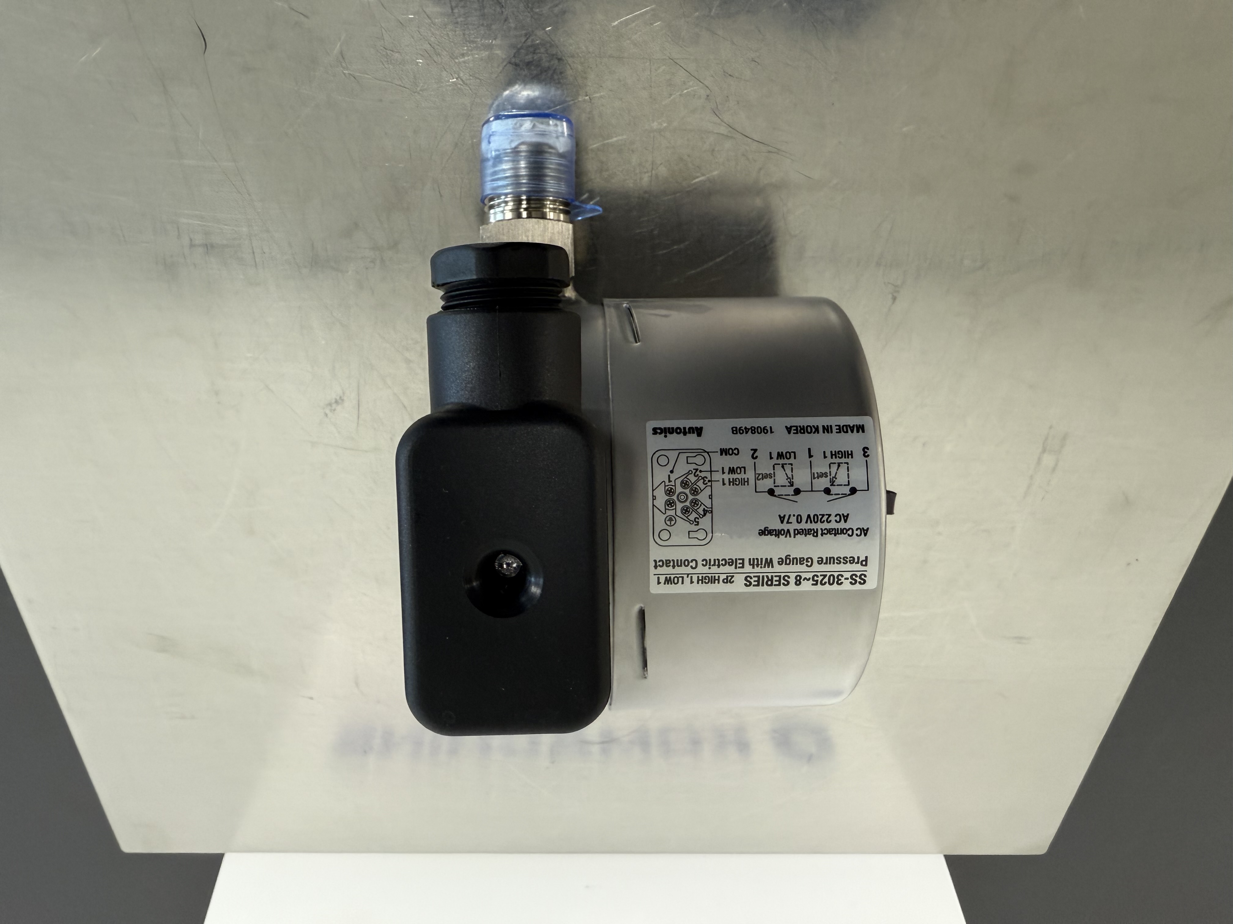 SS-3025-8 / Pressure Gauge With Electric Contact / KONICS